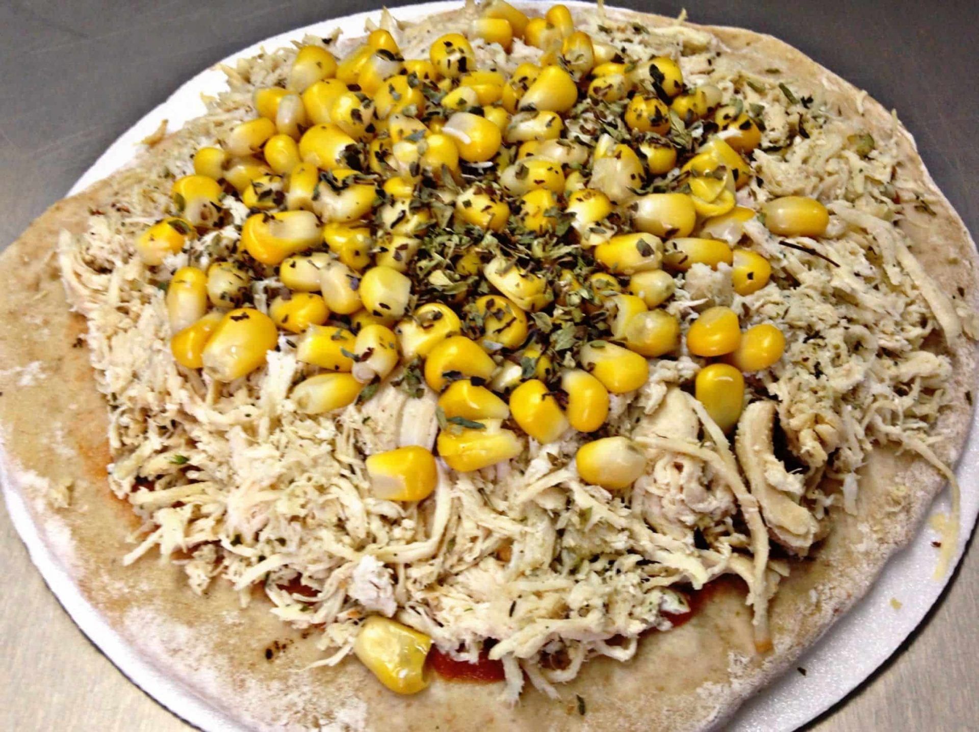 PIZZA INTEGRAL DE FRANGO DESFIADO E MILHO – VIPfood PIZZA INTEGRAL DE FRANGO DESFIADO E MILHO – VIPfood